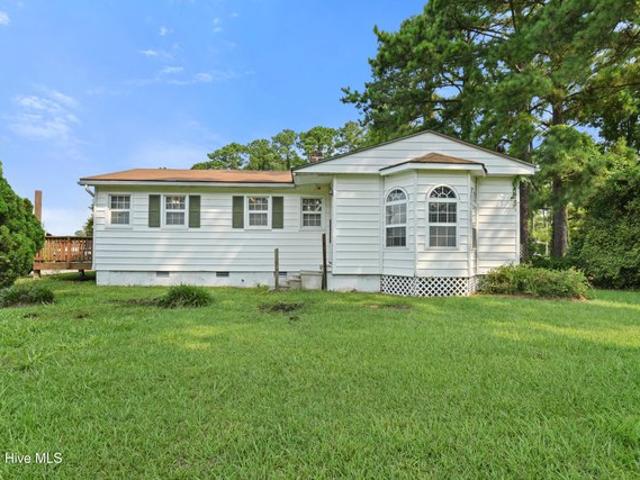 201 Blueberry Ln, New Bern, NC 28560