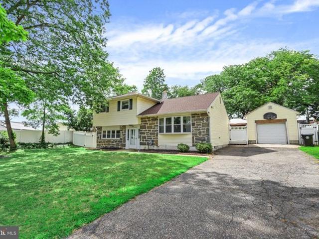 201 Dolores Dr, Cinnaminson, NJ 08077