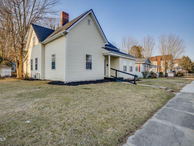 201 East Unaka Avenue