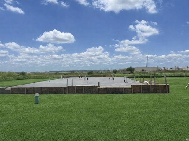 201 Heidi Hl, Castroville, TX 78009