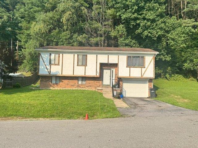 201 Hunter Ridge Rd, Mount Hope, WV 25880