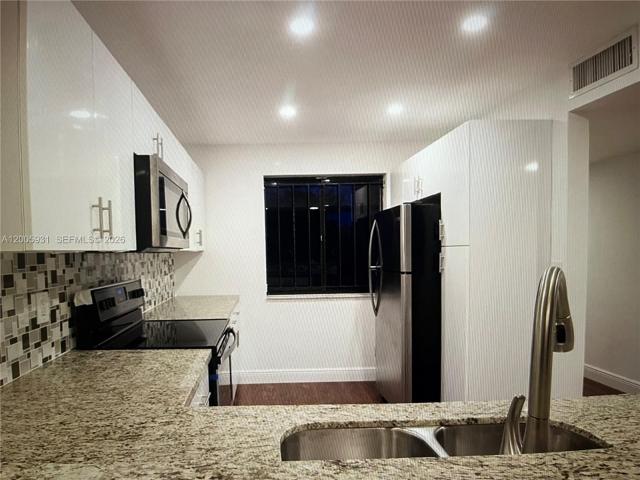 201 Lakeview Dr, Unit 204, Weston, FL 33326 | MLS #A12005