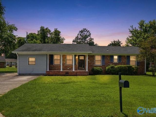 201 Larkwood Dr SW, Decatur, AL 35601