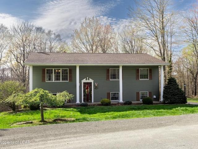 201 McIntosh Dr, Carbondale, PA 18407