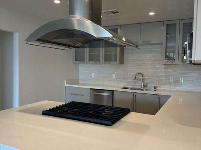 201 N Manhattan Place 202