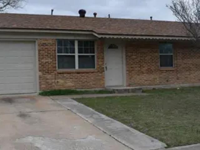 201 North Dr, 3 beds, 2 full baths