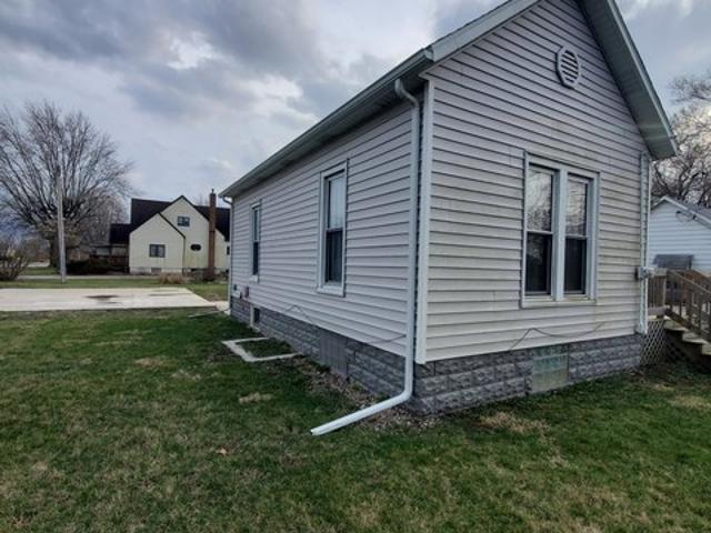 201 S 5th St, Cissna Park, IL 60924