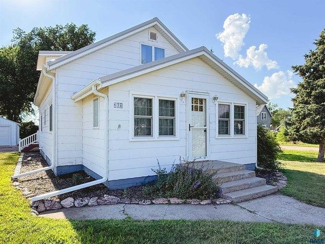 201 S Section Line St, Howard, SD 57349