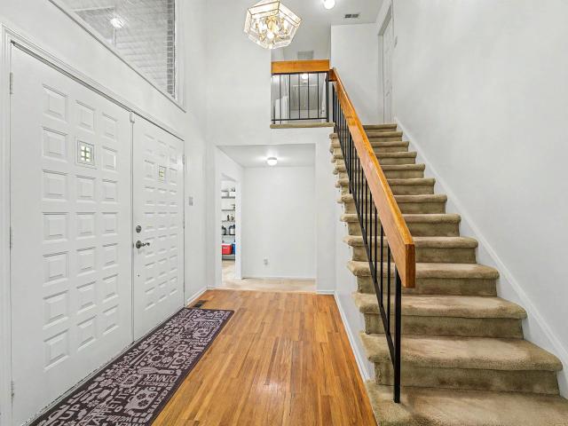 201 Shady Knoll Ln