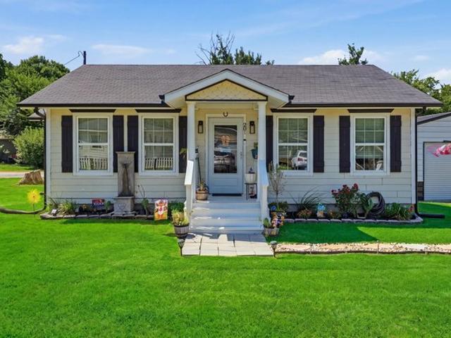 201 Spring Valley Cir, Azle, TX 76020