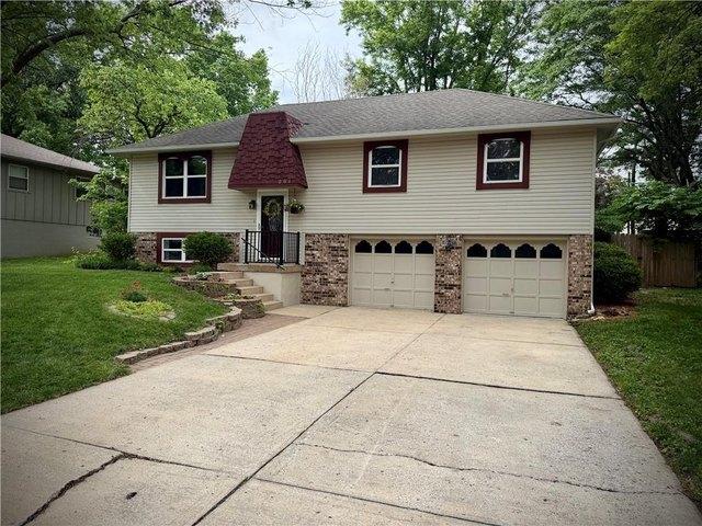 201 SW Sandstone Dr, Blue Springs, MO 64014