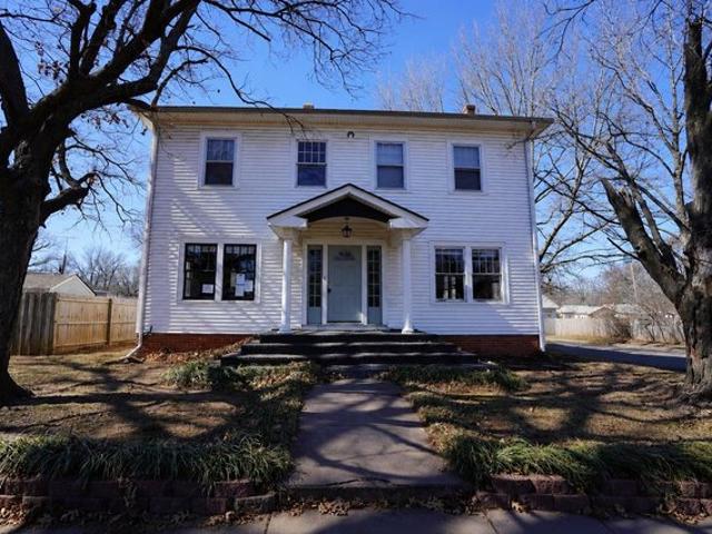 201 Park St, Winfield, KS 67156