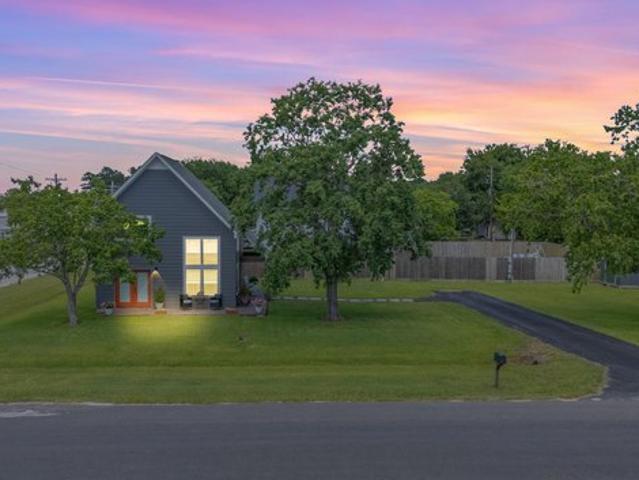 201 Texas Ave S, Anahuac, TX 77514