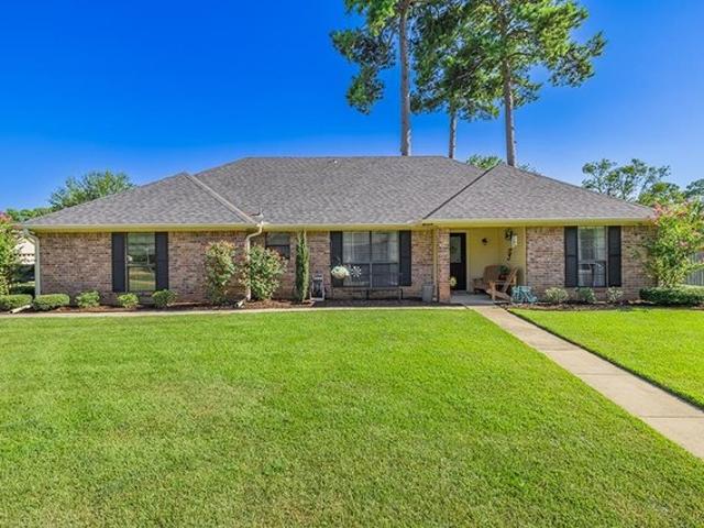 201 Trailwood Ln, Wake Village, TX 75501