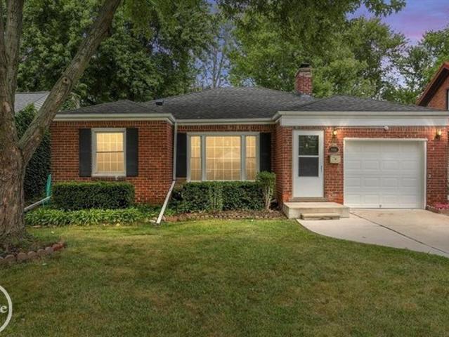 2024 Manchester Blvd, Grosse Pointe Woods, MI 48236