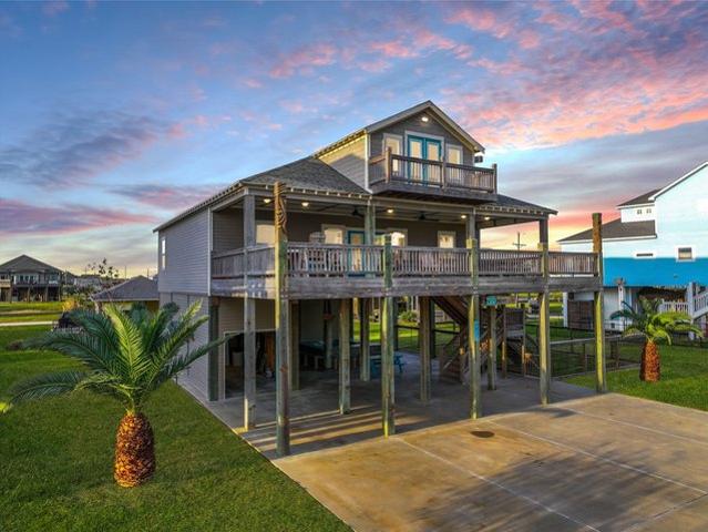2025 Vista Dr, Crystal Beach, TX 77650