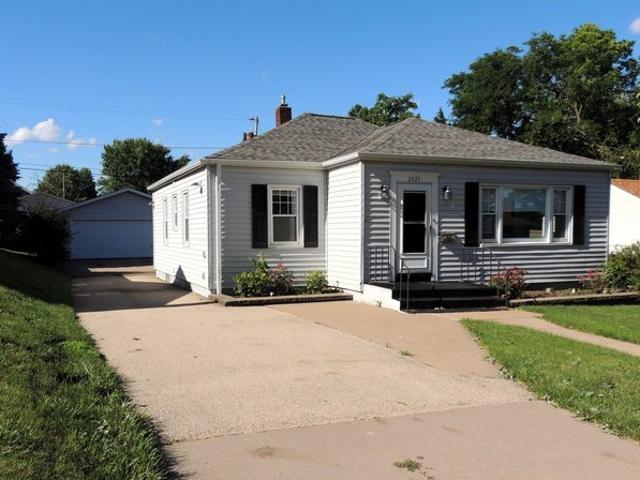 2025 W 3rd St, Dubuque, IA 52001