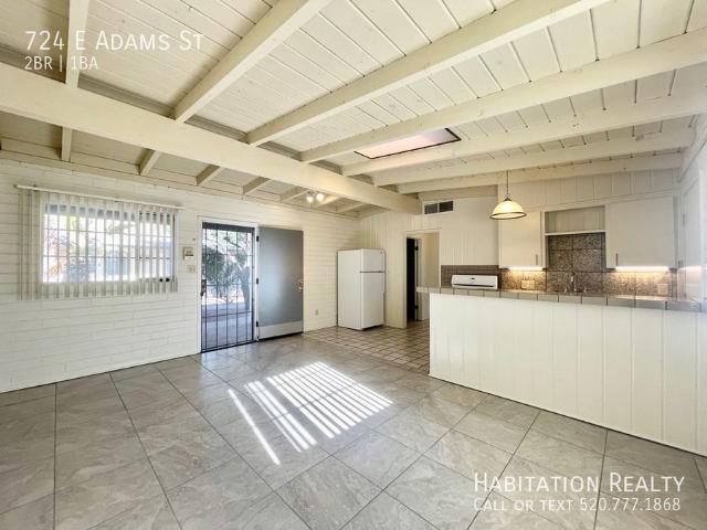 Renovated, spacious 2bed/1bath design near the University of Arizona!