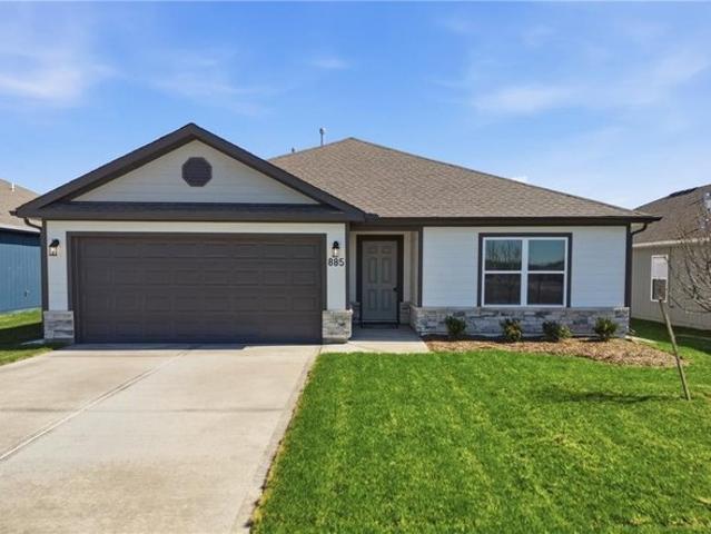 20271 W 195th St, Spring Hill, KS 66083