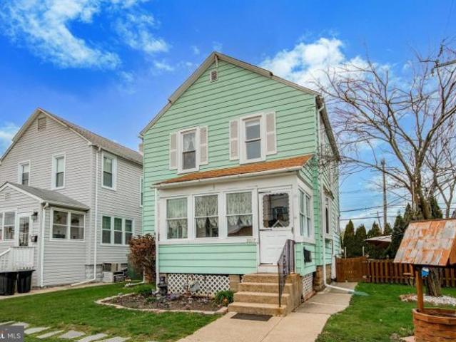 2027 Chestnut St, Holmes, PA 19043