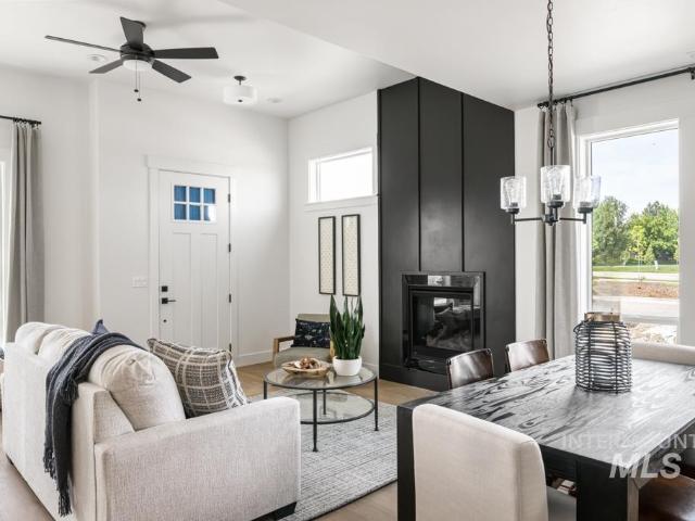 2027 W Freya Ct