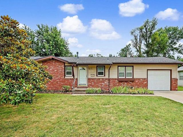 2027 W Manhattan Dr, Wichita, KS 67204
