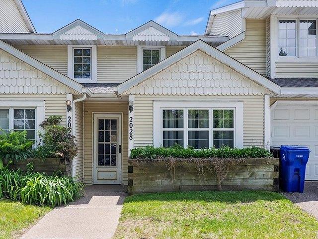 2028 Pathways Dr, Saint Paul, MN 55119