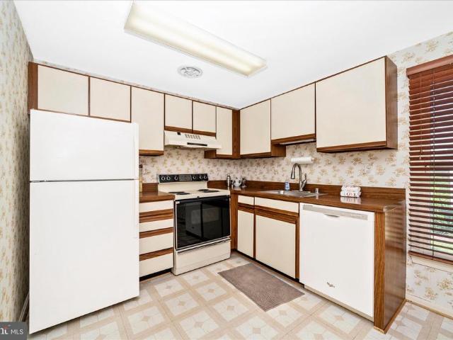 20200 Ravensdale Court