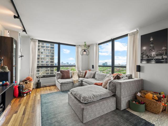 2020 N Lincoln Park West # 18M