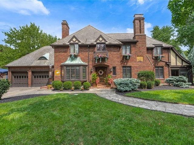 2020 Coolidge Dr, Oakwood, OH 45419