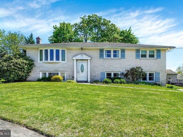 2020 Lycan Dr, York, PA 17408