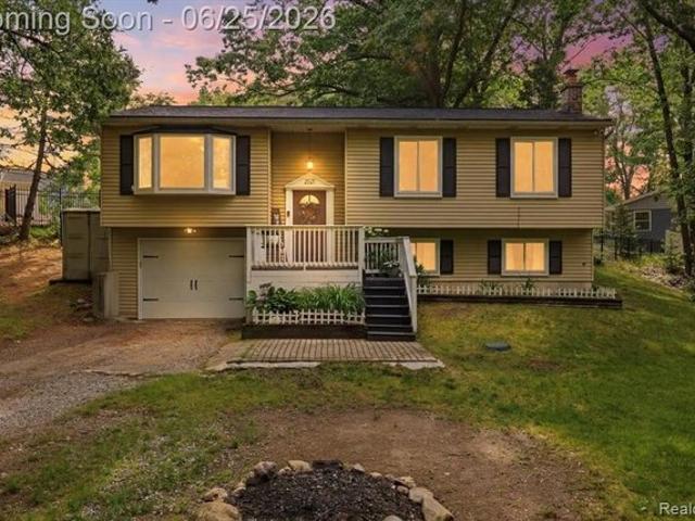 2021 Ardsley Dr, Brandon, MI 48462