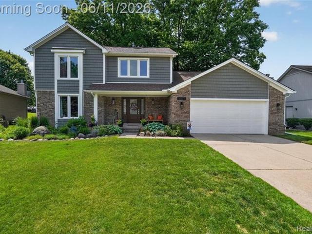 2021 Huntingdon Dr, Wixom, MI 48393