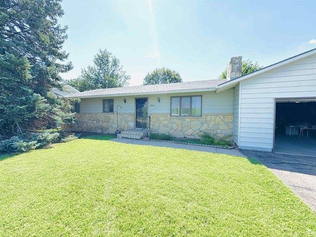 2021 9th St, Clay Center, KS 67432