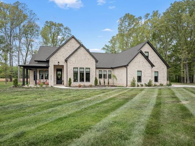 2022 Country Club Dr, Tullahoma, TN 37388