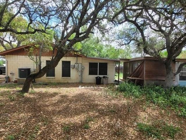 202 Glen Oak Rockport, TX 78382