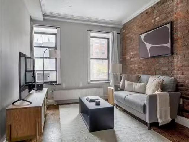 202 E 13th St, Ukrainian Village 2 Bedroom 2 Bath