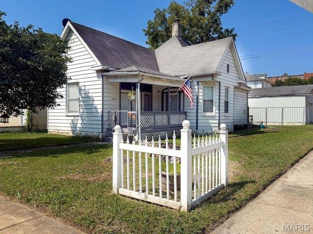 202 E 2nd St, De Soto, MO 63020
