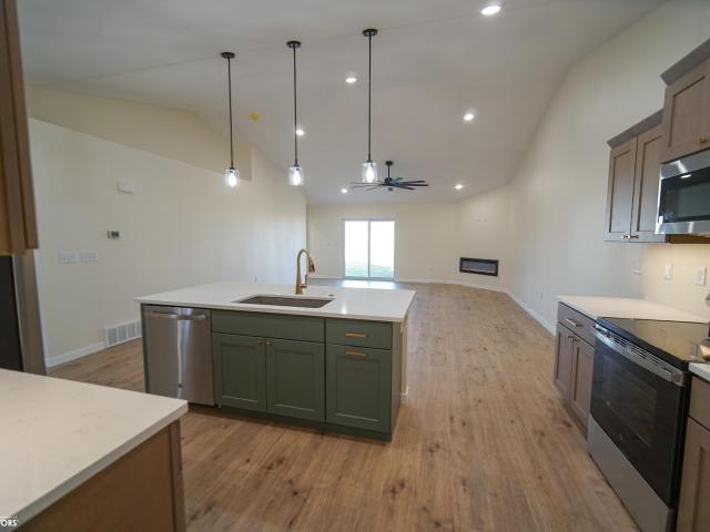 202 E Lillian