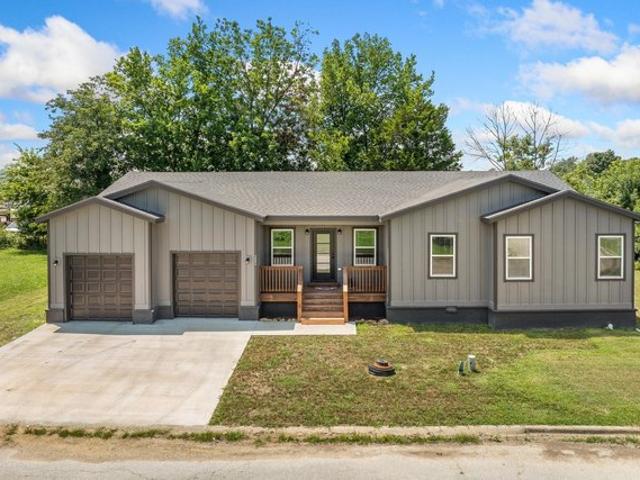 202 Forest Ave, Green Forest, AR 72638