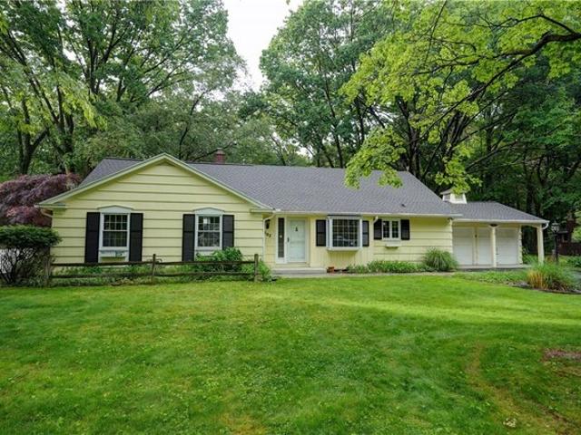 202 Nob Hl, Rochester, NY 14617