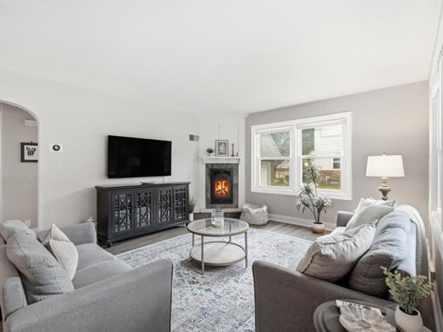 202 S Highland Ave, Thiensville, WI 53092
