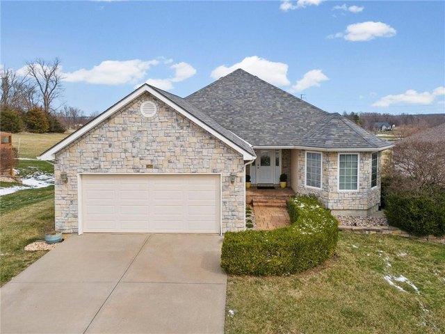 202 S Prairie Rose Cir, Smithville, MO 64089