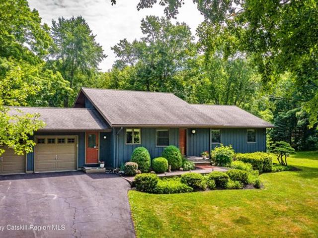 202 S Quaker Ln, Hyde Park, NY 12538