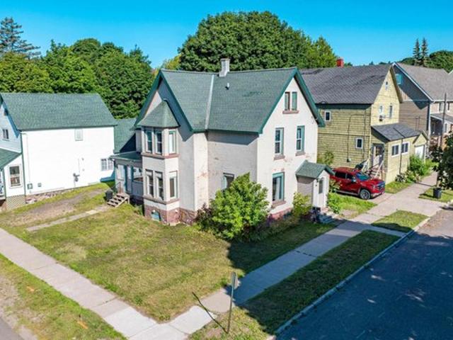 202 Scallon St, Hancock, MI 49930
