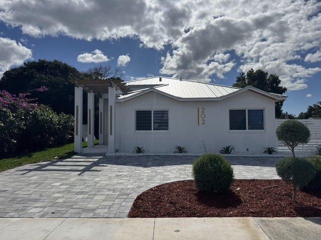 202 SE 4th St, Delray Beach, FL 33483