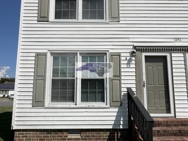 202 Shiloh Dr, 2 beds, 1 full and 1 half bath