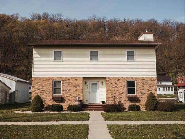 202 SW 2nd St, Elkader, IA 52043
