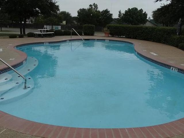 202 Sweetwater Dr, Weatherford, TX 76086