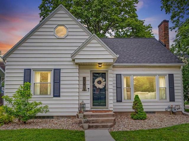 202 Rosebud Ave, Waterloo, IA 50701